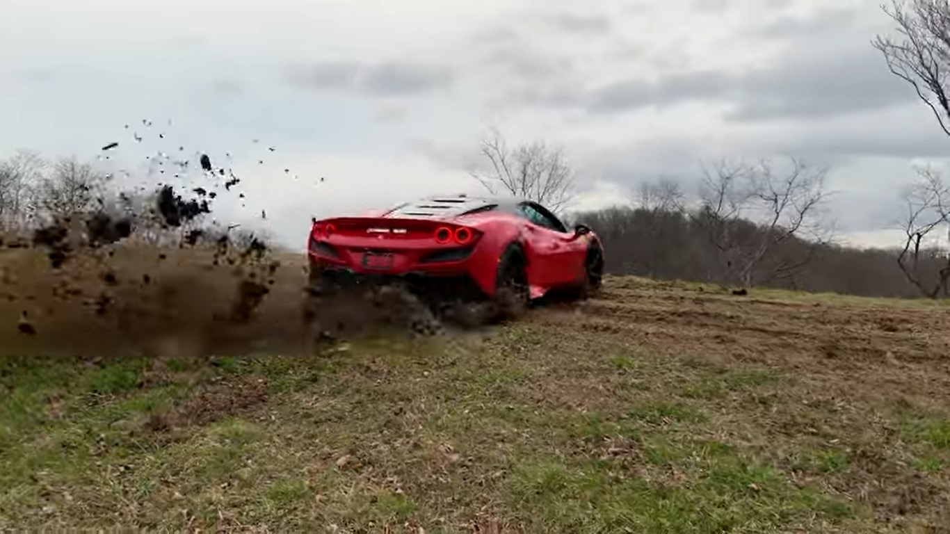 Ferrari F8 Tributo: tentativo di distruzione nell'off-road - NotizieAuto.it