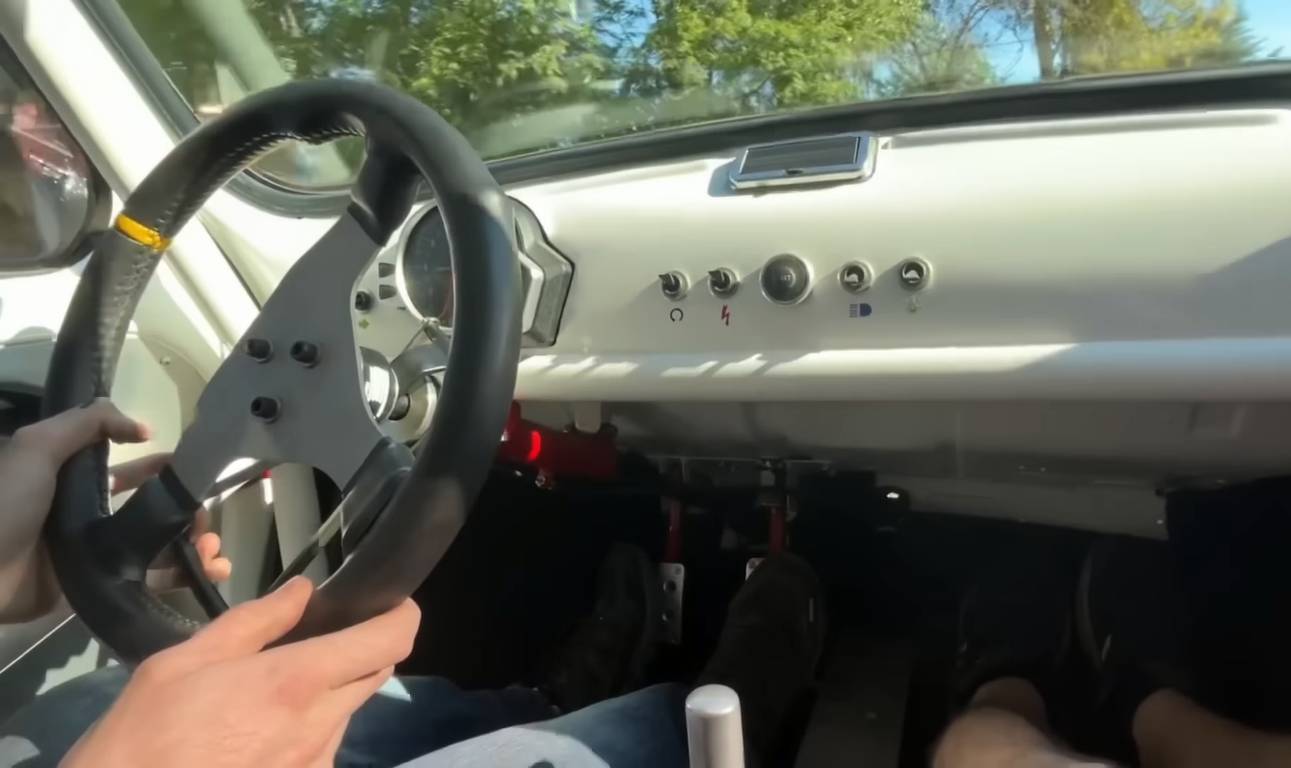 Una Fiat 600 con motore CBR 1000 su strada | Video - NotizieAuto.it