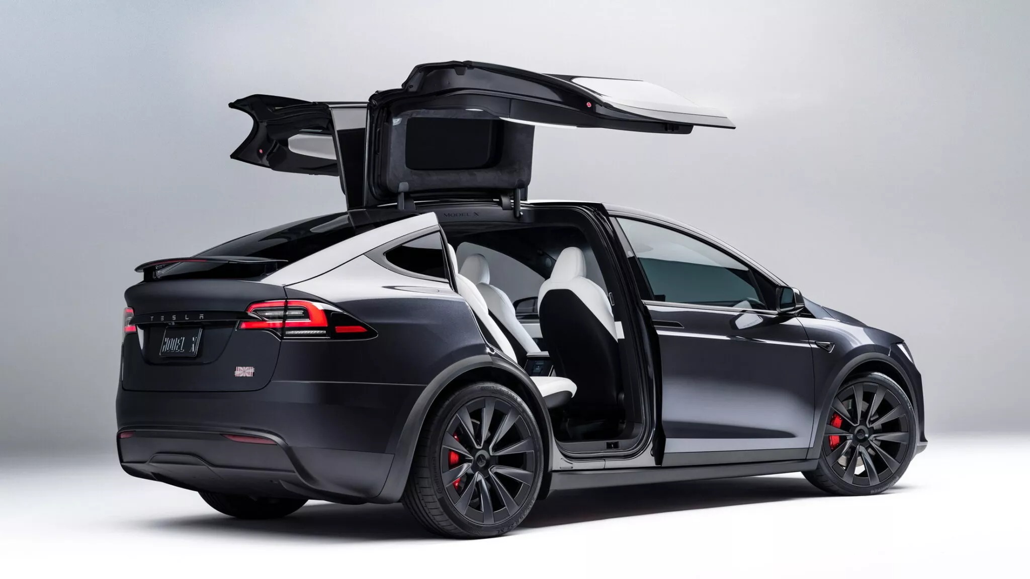 Tesla: un bug del software può causare l'apertura delle porte in caso ...