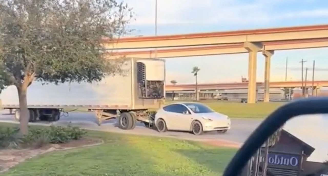 Tesla Model Y avvistata mentre traina un gigantesco rimorchio ...