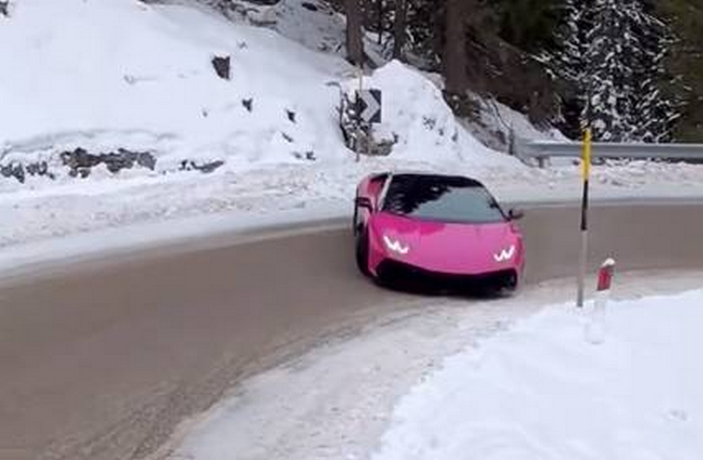 La Lamborghini Huracán in stile Barbie che drifta sulla neve | Video ...