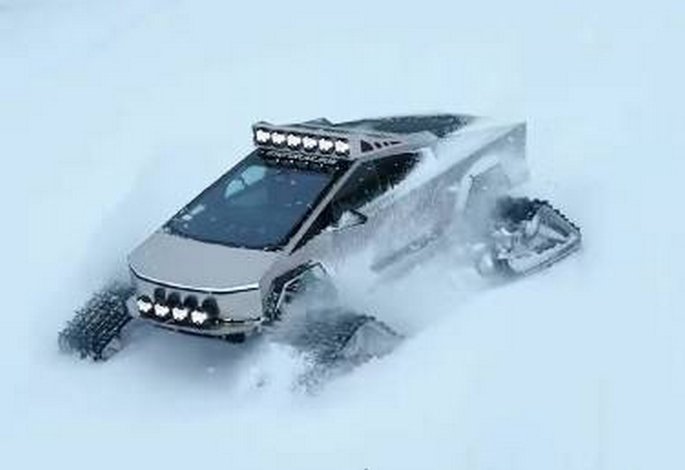 La Tesla Cybertruck con i cingoli domina la neve | Video - NotizieAuto.it