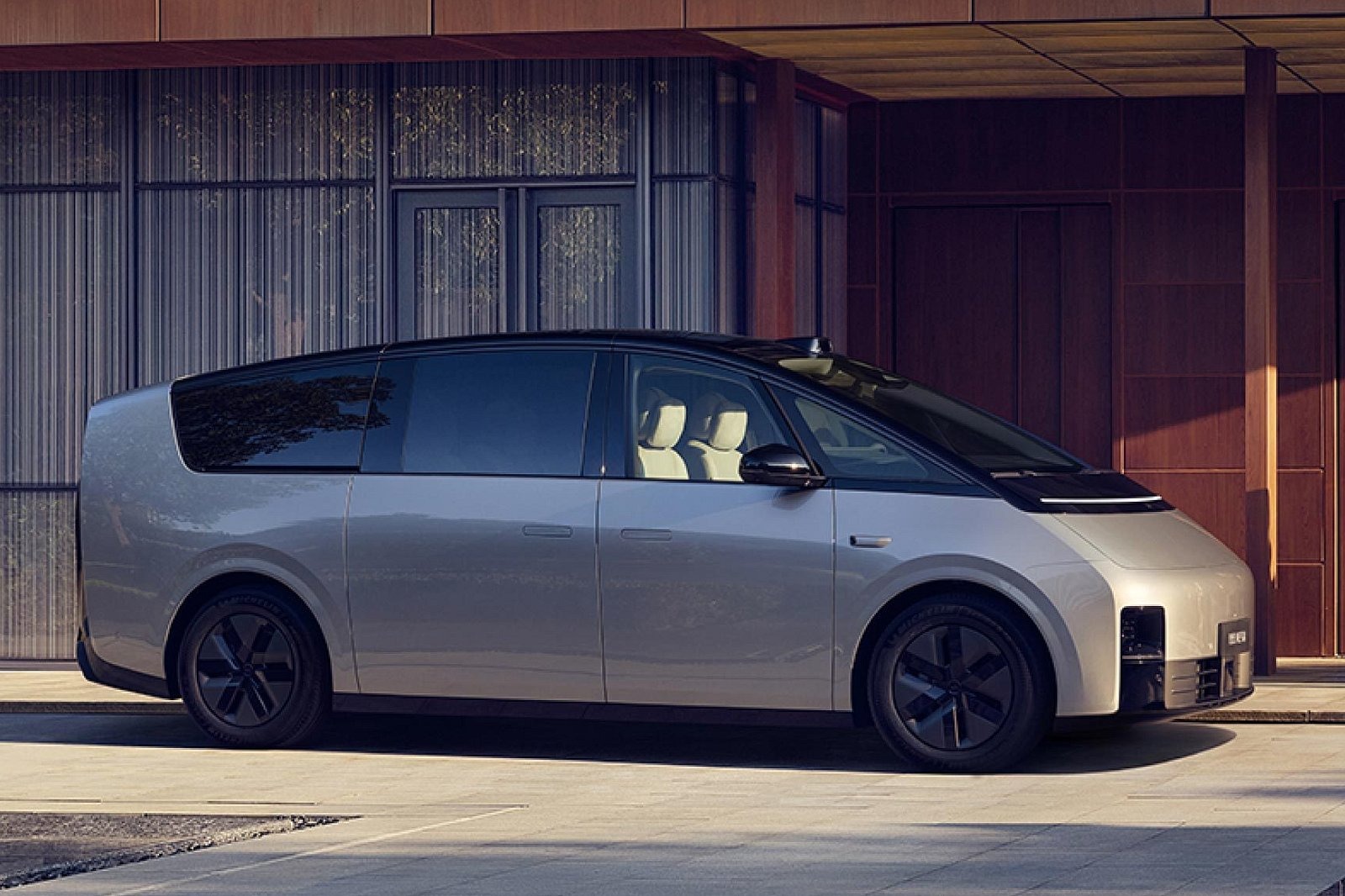 Tesla trema: arriva il minivan elettrico cinese che si ricarica di 500 ...