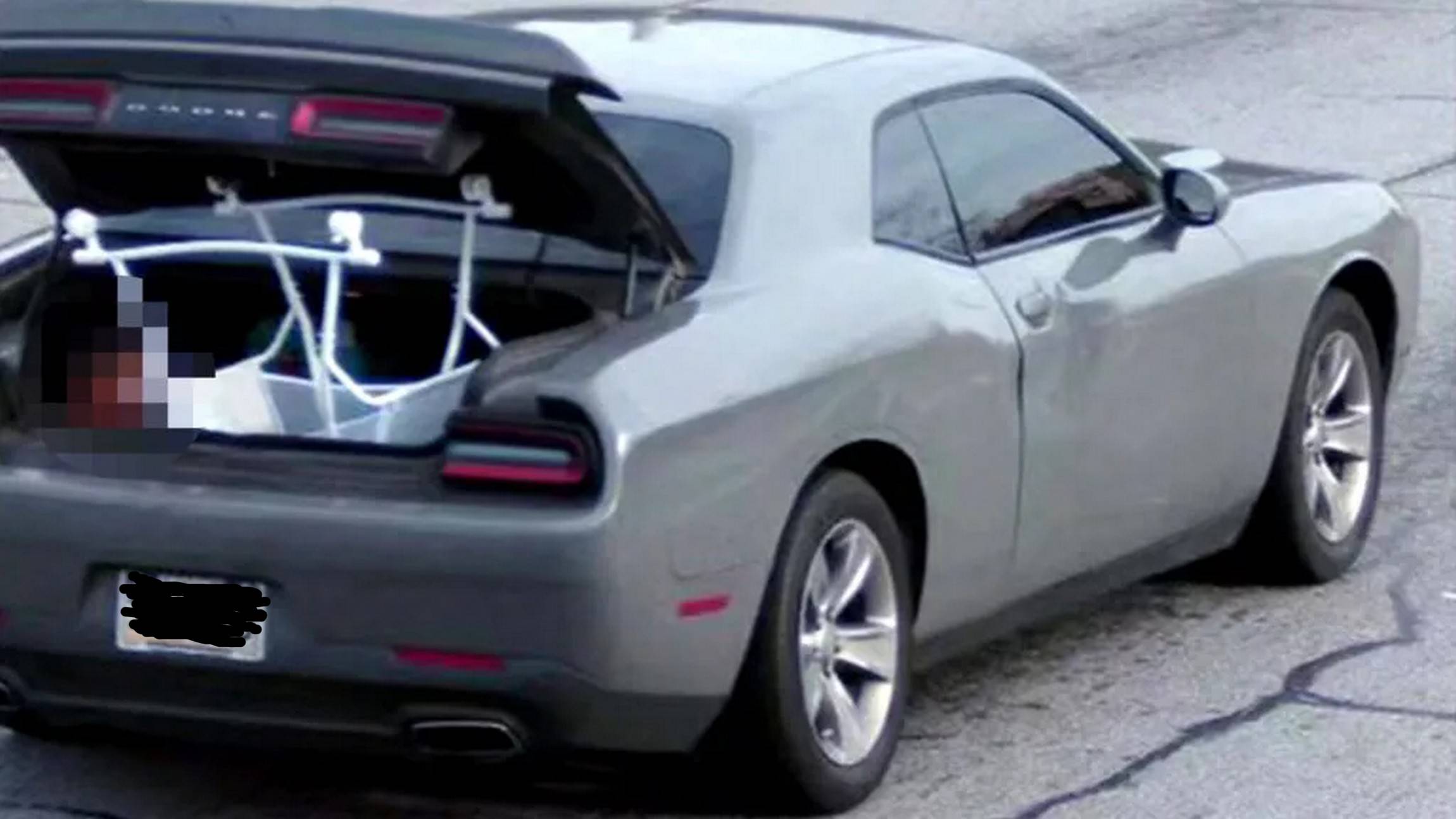 Donna con la Dodge Challenger "usa" il figlio per tenere la culla nel ...